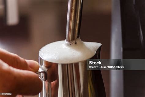 전문 바텐더 카푸치노를 위한 우유를 온난 화입니다 바리 스타 라 떼 아트 마 키 아 토에 대 한 커피 기계를 사용 하 여입니다 몸매 이미지 갈색에 대한 스톡 사진 및 기타