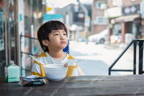어린이 인간의나이 편의점 가난 사회이슈 결식아동 소외계층 컵라면 라면 걱정 어두운표정 이미지 Jv11863622 게티이미지뱅크