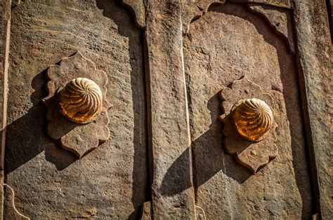 무료 이미지 늙은 고대의 고대 미술 건축물 배경 권위 있는 닫다 장식적인 디자인 세부 묘사 문 출입구 앞 녹색 핸들 손잡이 집 철 자물쇠