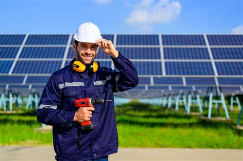 태양광 발전소에서 태양 전지판을 가진 엔지니어 초상화 태양 전지 시스템을 분석하는 엔지니어 작업자와 함께 하는 태양광 농장 재생 에너지 재생 가능 또는 지속 가능한 에너지