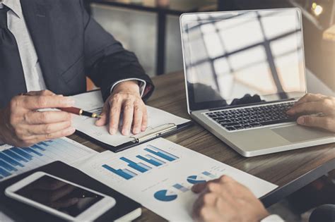 젊은 Businessteam 새로운 시작 프로젝트 차트 및 회의 결과 보여주는 그래프를 논의 비즈니스 회계 및 금융 개념 계산기에 대한 스톡 사진 및 기타 이미지 Istock