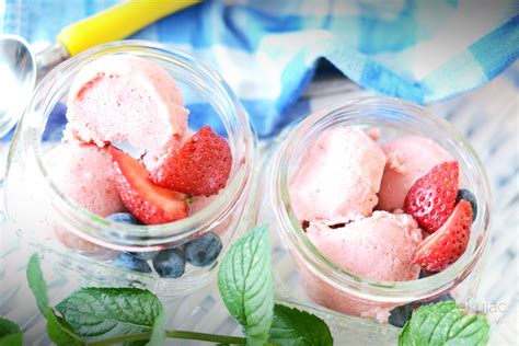 Prawdziwe domowe lody śmietankowe Z truskawkami