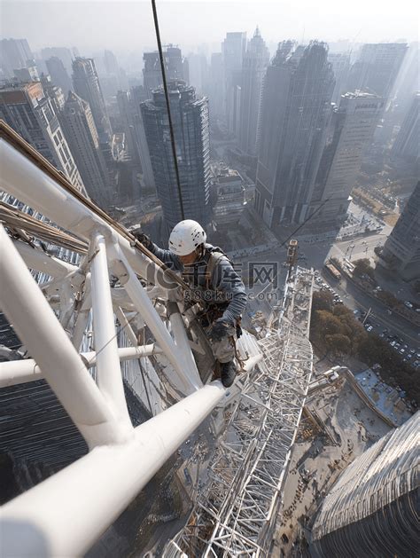 高空作业人员在城市建筑上施工高清摄影大图 千库网