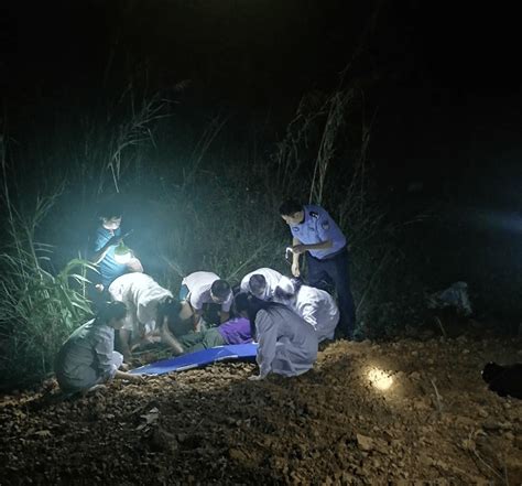 一患病的老人！从医院走失，民警竟然在高速路口陡坡的草丛里找到走失老人 家属 蒙山镇 进行