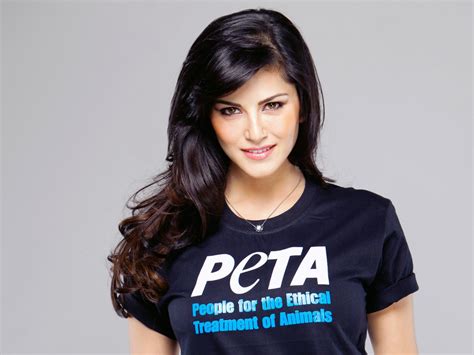 Download Wallpaper Look Model Actress Brunette T Shirt Sunny Leone