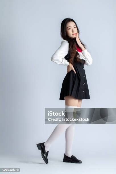 회색 배경 위에 고립된 빈 공간을 복사하고 포즈를 취하는 매력적인 쾌활한 소녀의 전체 길이 몸 크기 보기 갈색 머리에 대한 스톡 사진 및 기타 이미지 Istock