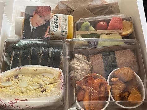 노래 쫌 아나 어느 아이돌의 아육대 조공도시락 혼자 다 먹는다 Vs 못먹는다 참고로 1인 아침식사로 줌