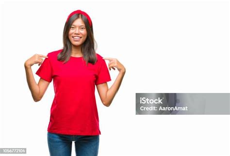 얼굴에 미소와 자신감을 찾고 자랑 스럽게 생각 하 고 행복 한 손가락으로 자신을 가리키는 격리 된 배경 위에 젊은 아시아 여자 가리키기에 대한 스톡 사진 및 기타 이미지