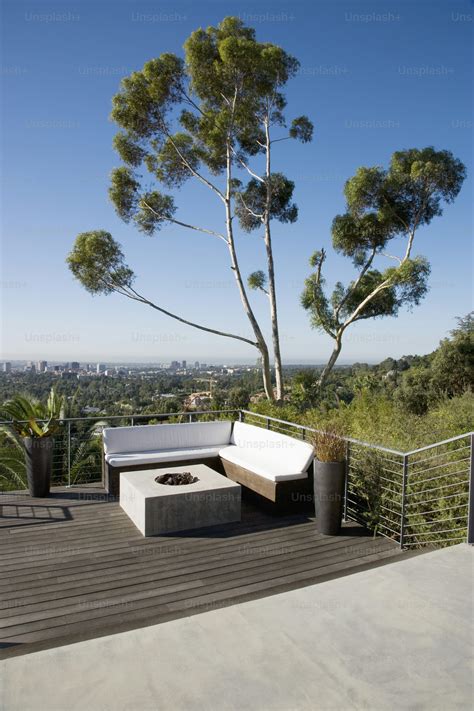 나무 데크 위에 앉아 있는 벤치 사진 Unsplash의 도시 이미지