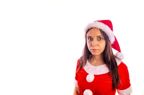 흰색 배경에 산타 클로스 정장에 아름다운 젊은 여자를 미소 메리 크리스마스와 새해 복 야 12월에 대한 스톡 사진 및 기타 이미지 Istock