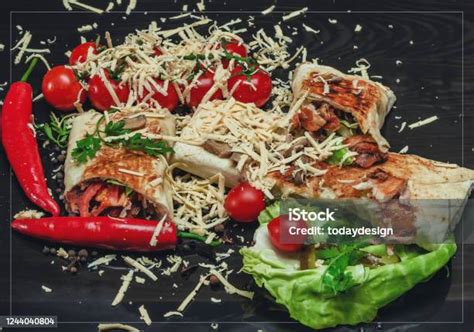 강판 치즈를 뿌린 닭고기를 곁들인 샤와르마의 구성 위에서 볼 수 있습니다 치즈 고추 파슬리 길거리 음식 패스트 푸드 동양 음식