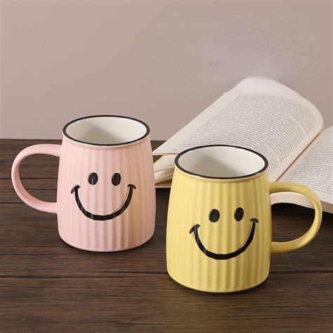 크리에이티브 옐로우 핑크 세라믹 머그잔 웃는 얼굴 패턴 사무실 심플 스트라이프 세라믹 머그 생일 선물용 아침 식사 머그잔