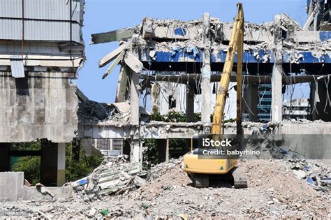 건물 철거 굴착기 굴삭기 및 트럭 청소 잔해 건물 건설 현장 및 계약자를 철거하거나 제거하기 위한 개념 이미지 0명에 대한 스톡 사진 및 기타 이미지 Istock