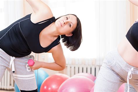 체육관 클래스에서 실내 바벨과 함께 운동하는 두 명의 활동적인 피트니스 소녀수평 이미지 구성 20 29세에 대한 스톡 사진 및 기타 이미지 Istock