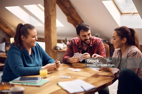 대학 기숙사에서 카드놀이를 하면서 이야기하는 젊은 행복한 친구들 청년 남자에 대한 스톡 사진 및 기타 이미지 청년 남자