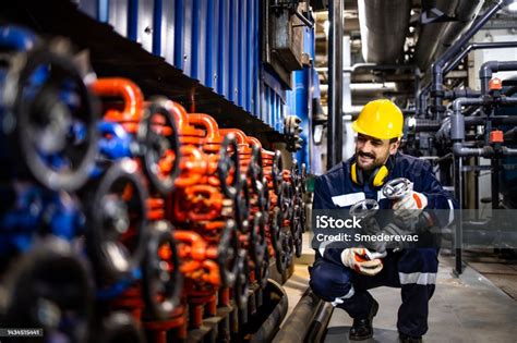 난방 플랜트 작업자가 산업용 파이프 밸브를 정기 유지 보수 프로세스로 교체합니다 계기판 측정기에 대한 스톡 사진 및 기타 이미지