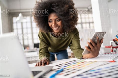 창의적인 사무실에서 아프로 여성 디자이너를 미소 짓고 노트북에서 작업 경영자에 대한 스톡 사진 및 기타 이미지 경영자 그래픽 디자인 스튜디오 패션 Istock