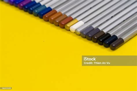 카피 스페이스 또는 텍스트 평면 누워 노란색 동향 배경에 다채로운 고정 학교 용품 0명에 대한 스톡 사진 및 기타 이미지 0명 가위 개인 장식품 Istock