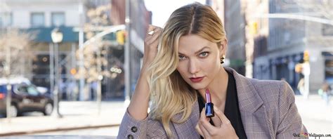Fashion Model Karlie Kloss Applying Lipstick 2k Wallpaper Download