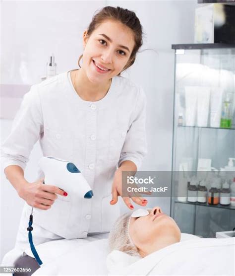 스파 살롱에서 얼굴에 대한 미용 절차를 만드는 노인 여성 60 64세에 대한 스톡 사진 및 기타 이미지 60 64세 가정의