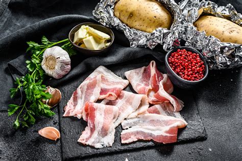 구운 감자를 요리하기위한 조리법 재료 베이컨 버터 파슬리와 치즈 검은 색 배경 위쪽 보기 0명에 대한 스톡 사진 및 기타 이미지 Istock