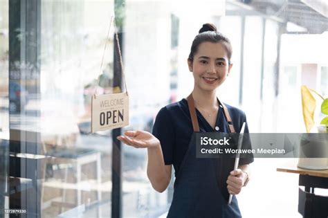 카페가 열리는 동안 아시아 여성 바리스타 카페 주인이 미소짓는 초상화 중소기업 기업가 판매자 비즈니스 개념 고객에 대한 스톡 사진 및 기타 이미지 Istock