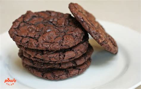 طرز تهیه بیسکویت شکلاتی خانگی ساده و مغزدار