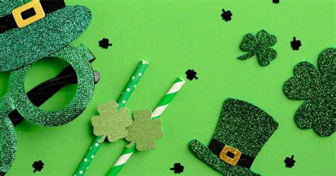 아일랜드 엘프 모자 토끼풀 네잎 클로버 패트릭 데이 안경 마시는 빨대 녹색 배경에 색종이가 있는 성 패트릭의 날 수직 배너 디자인 성 패트릭의 날 인사말 카드