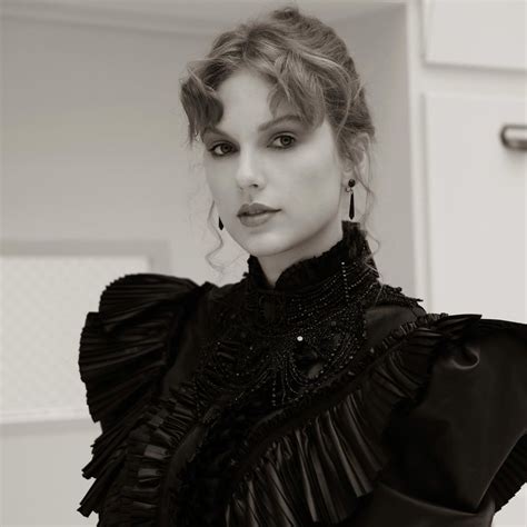 عکس تیلور سوئیفت با یک استایل متفاوت و خاص جلوی دوربین ظاهر شد