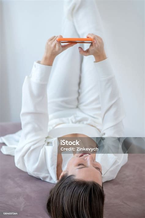 젊은 여자 에 흰색 거짓말 와 그녀의 다리 올라 와 잡고 A 태블릿 개성 개념에 대한 스톡 사진 및 기타 이미지 개성 개념 귀여운 긴 머리 Istock