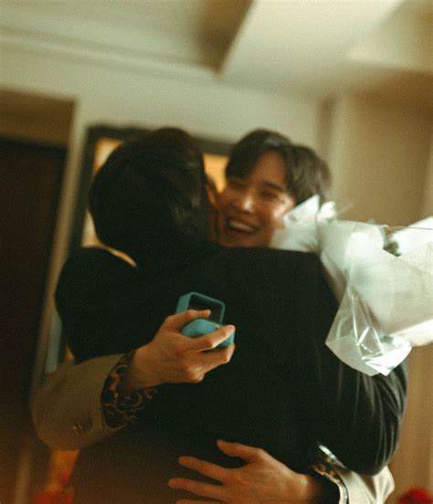 คู่รักคนดังประกาศข่าวดี ทำเซอร์ไพรส์ขอแฟนแต่งงาน พร้อมสวมแหวนเพชรเม็ดโต