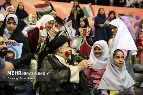 عکس رئیسی در میان دختران