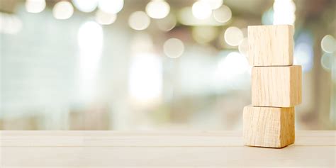 테이블에 3 개의 나무 조각 이상 추상 Bokeh 빛 배경 흐림 서식 파일 텍스트 복사 공간 배너를 모의 3가지 개체에 대한 스톡 사진 및 기타 이미지 Istock