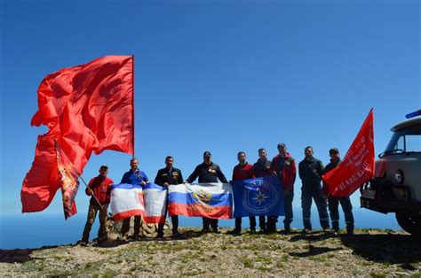 Спасатели Крыма водрузили Знамя Победы на вершину горы Куш–Кая - Лента ...
