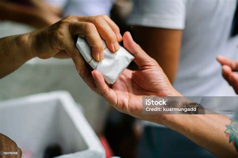 세계의 식량 부족의 개념 경제 침체로 식량 부족이 발생 가난한 사람들에게 사랑과 희망으로 음식을 기부 음식의 개념은 삶에