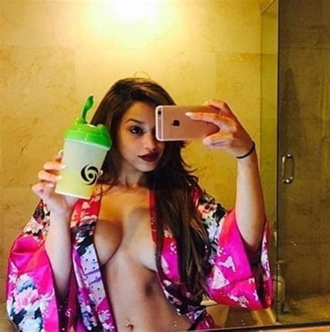 Abella Anderson Essa Ninfeta Pornstar Ficou Fodendo Com Negão Enquanto Chupava Um Consolo Em
