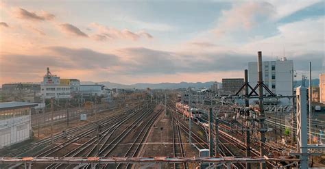 Jr 간판 객차 건물 건축 고가도로 고요한 교통 구름 기술 기차 기차역 도시 도시 경관 도시 풍경 도시의 레일 머리 위로 메이테츠 메트로