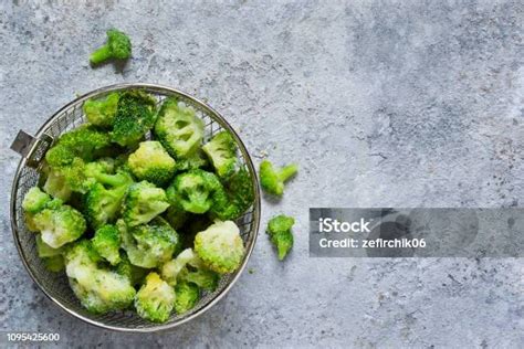 텍스트 건강 한 다이어트 식품에 대 한 공간을 가진 구체적인 배경에 냉동된 브로콜리 위에서 보기 건강한 생활방식에 대한 스톡 사진 및 기타 이미지 Istock