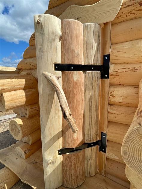 Двери из полубревна с ручками корягами Коряги Дверь Деревянный стол