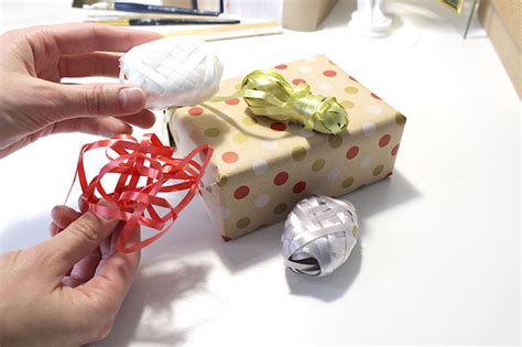 Как упаковать подарок в подарочную бумагу