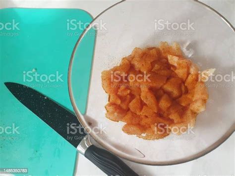 샐러드 그릇에 누워있는 닭고기 요리를위한 조미료를 뿌린 다진 필렛 닭고기 조각과 테이블 위에 놓인 도마가 달린 칼 가금류에 대한 스톡 사진 및 기타 이미지 Istock