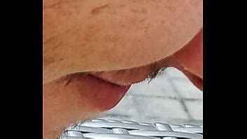 Oso maduro traga todo en un restaurant japonés XNXX COM