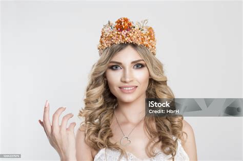 여기로 오세요 아름다움 왕관 여왕 여자 여자 여배우 카메라 고립 된 흰색 배경 벽을 보고 손 제스처와 가까이 와서 당신을 요구 하는 신부를 그리워 풀 메이크업 실버 핑크