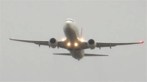 737 Wing Flex In Crosswind Youtube