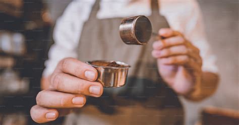 빈티지 카페에서 신선한 커피의 뜨거운 음료를 만드는 전문 바리스타 브라운 아로마 핫 에스프레소 한 잔 아침을 위한 음료 카페인 커피 원두 및 아침 식사 배경 사진