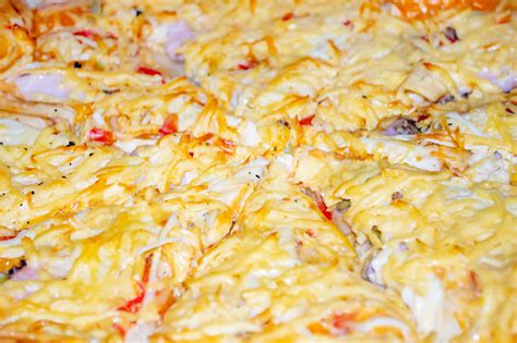 피자 클로즈업 치즈 피자를 가까이서 볼 수 있습니다 위에 뜨거운 피자 사진입니다 치즈가 잔뜩 들어간 대형 수제 피자 0명에 대한 스톡 사진 및 기타 이미지 Istock