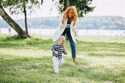 Femme Avec Son Fils S Amusant Dans Le Parc Photo Gratuite