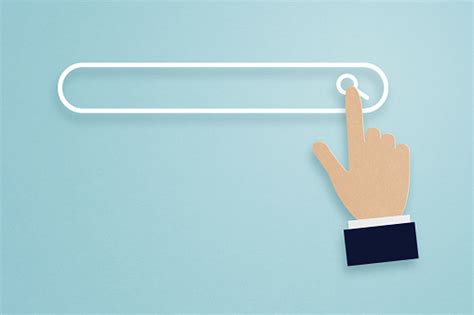 인터넷 네트워킹 개념에 대한 정보 데이터 검색 검색창 안의 돋보기 아이콘을 터치하는 사업가의 손의 그런지 종이 컷 개념에 대한