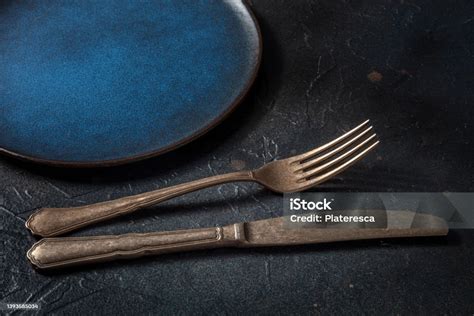 칼붙이 검은 색 배경에 나이프와 포크가있는 파란색 접시 0명에 대한 스톡 사진 및 기타 이미지 0명 강철 개념 Istock