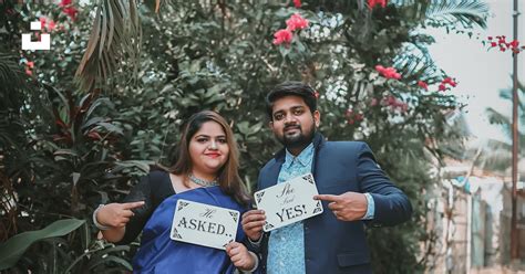 한 남자와 여자가 나무 앞에서 사진을 찍기 위해 포즈를 취한다 사진 Unsplash의 무료 꽃 이미지